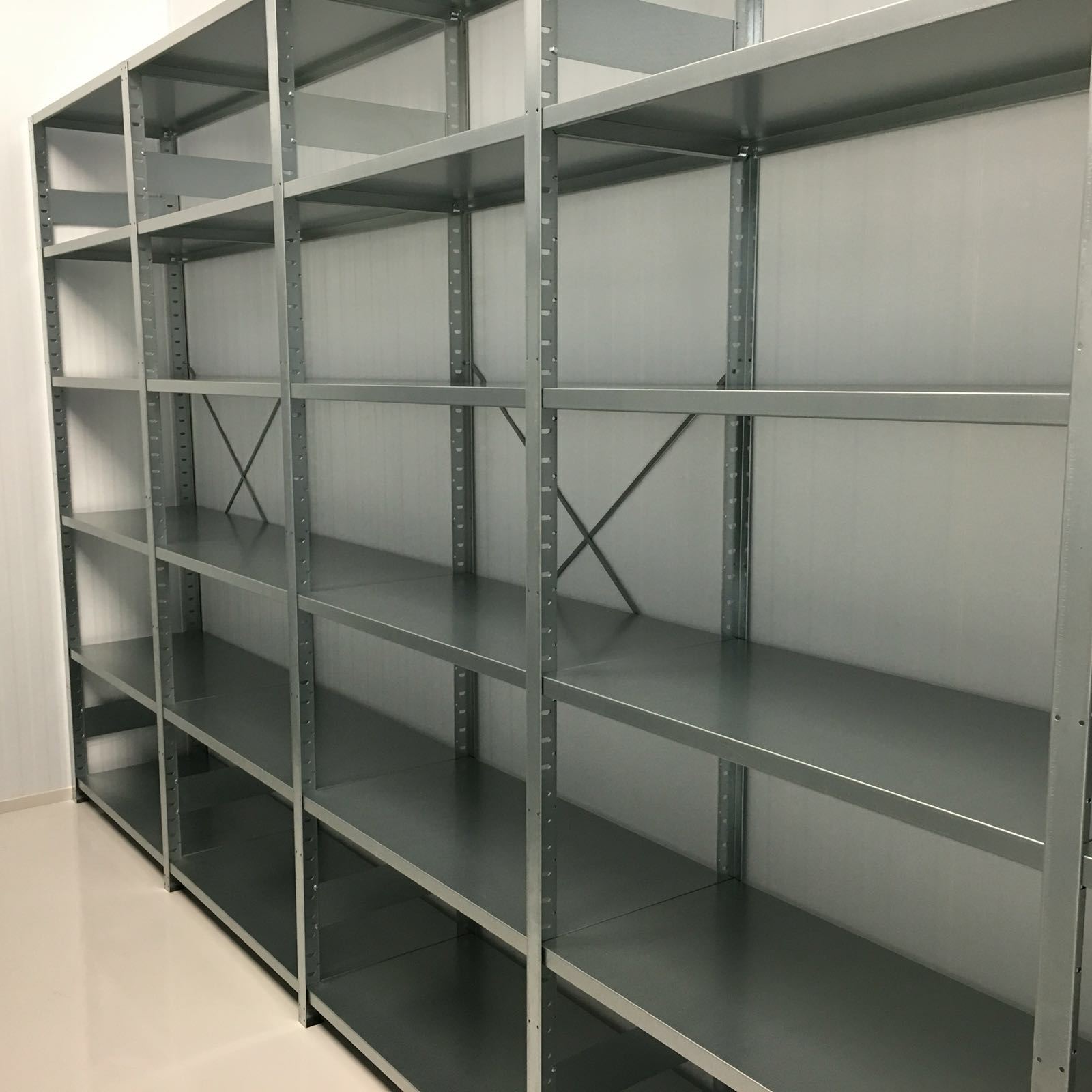 Metāla plaukti, garderobes skapji, palešu plaukti, arhīva plaukti